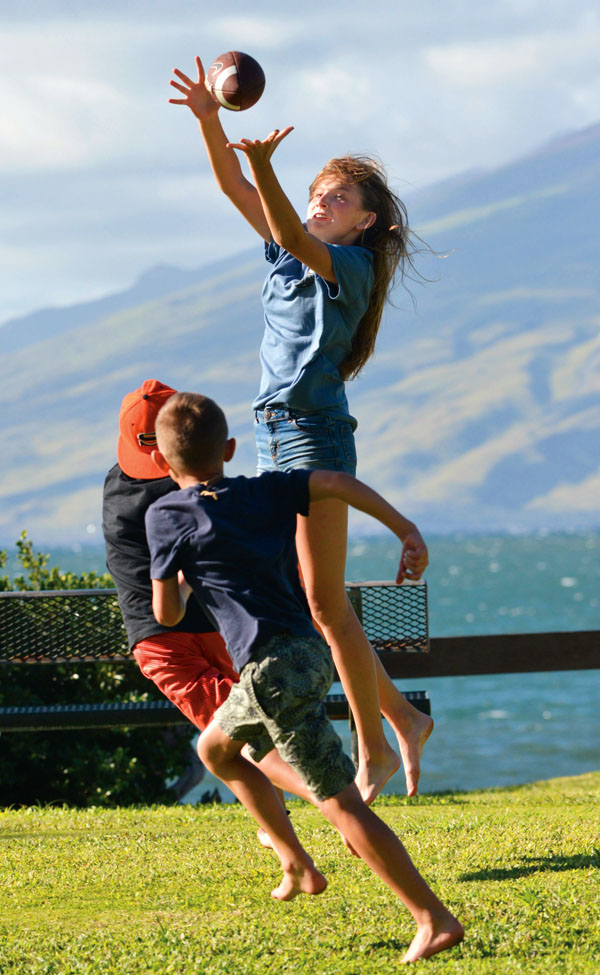 Leaping to catch a pass | News, Sports, Jobs - Maui News